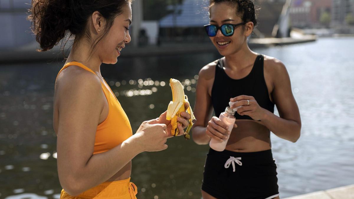 Qué comer antes y después de entrenar en verano para ganar energía