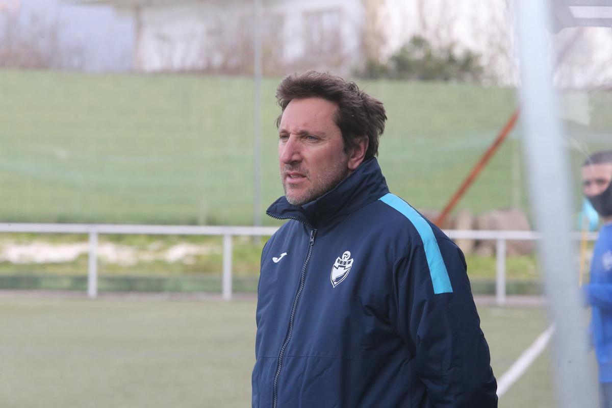 FÚTBOL PREFERENTE GALICIA: El Beluso renueva a Rafa Villaverde