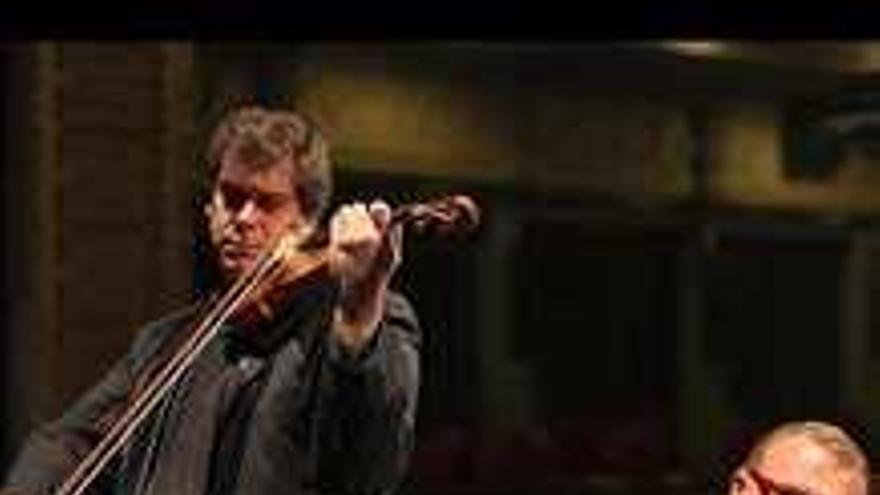 El pianista Manuel Ramos y el violinista Stanislav Tkach, en el ADDA