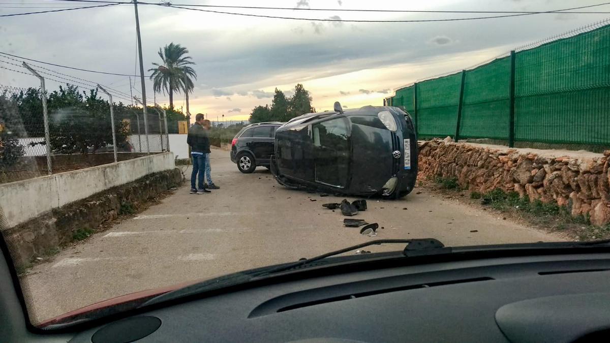 Espectacular accidente en un cruce de la Portella Severino de Alzira