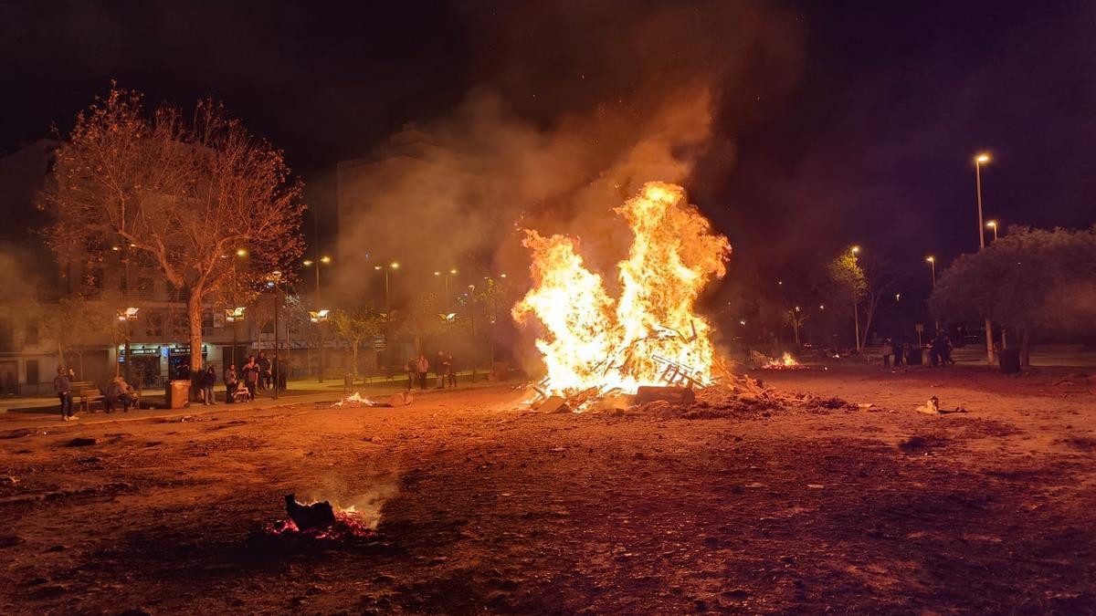 Un acto vandálico prendió la hoguera de San Antón en el Port