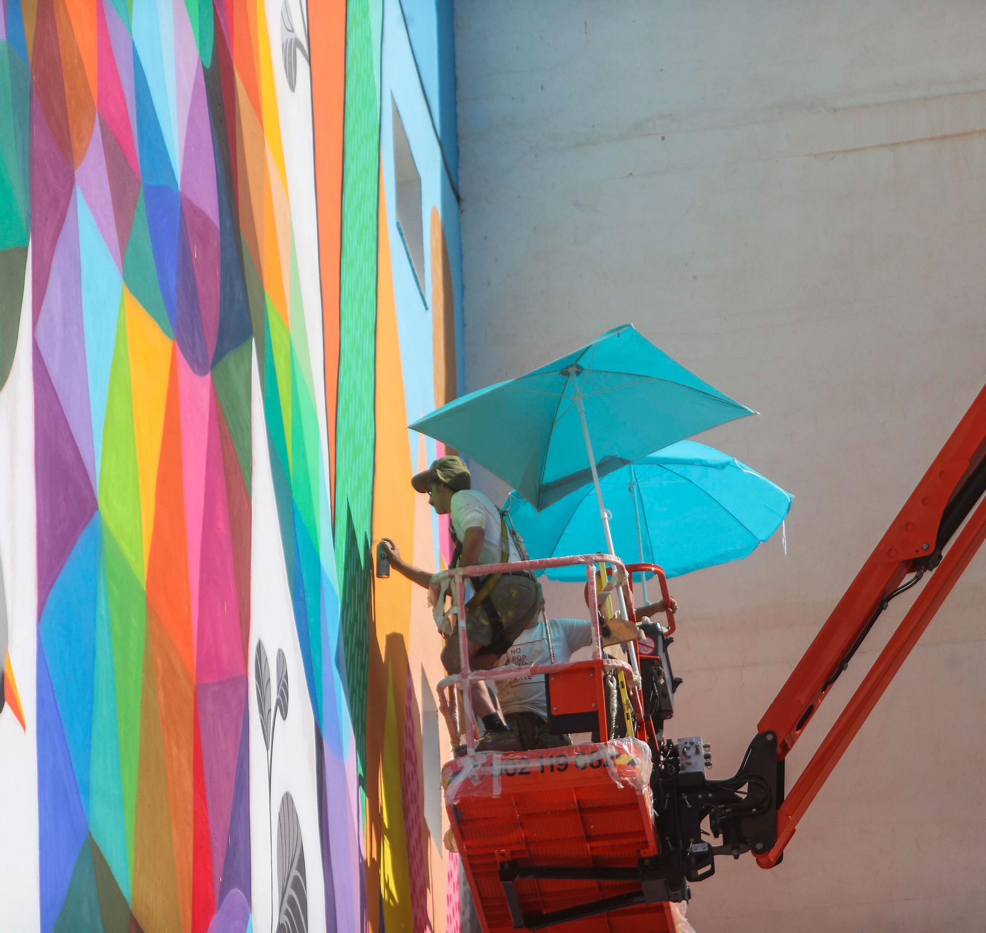 Okuda pinta su primer mural en València