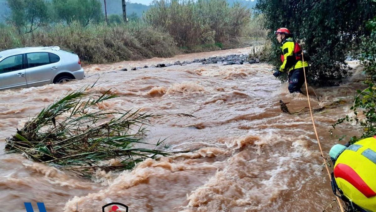 Desborda el Río Grande en Guaro y un vehículo arrastrado en Estepona a ...