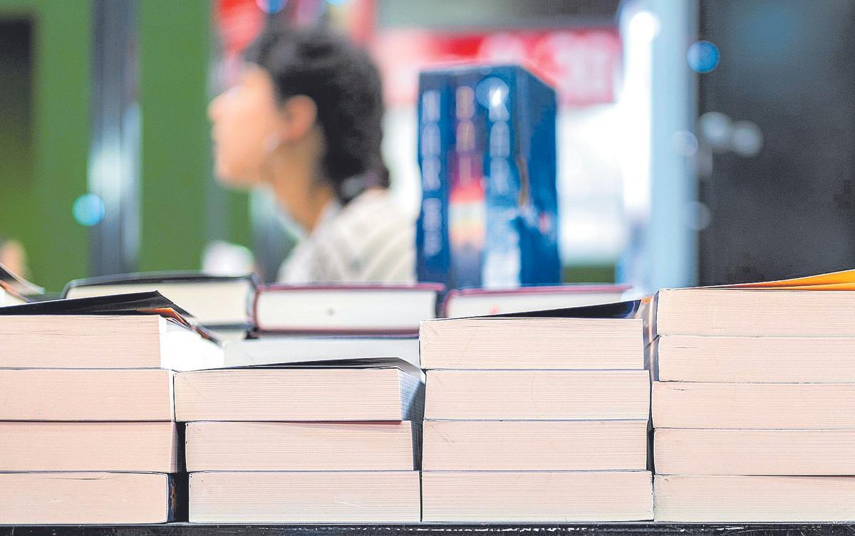 OPINIÓN | Los veranos son para lecturas veraniegas; por Álex Sàlmon ...