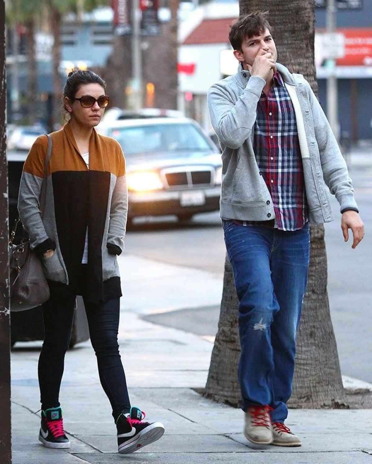 Mila Kunis y Ashton Kutcher, de paseo muy serios - Cuore