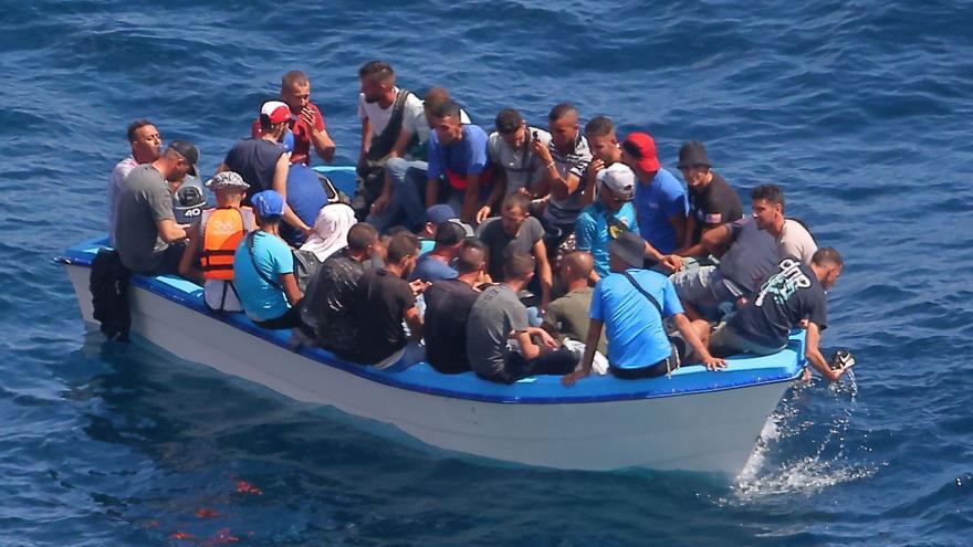 Una familia y un hombre en silla de ruedas, entre los migrantes ...
