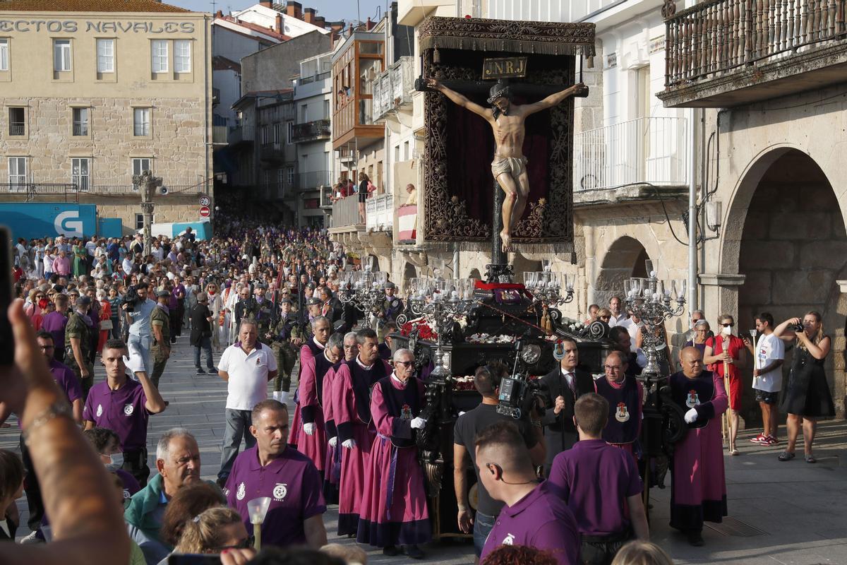 Decenas de miles de vigueses muestran su devoción por el Cristo de la ...