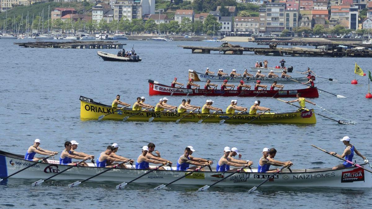 El Vila de Cangas gobierna el Campeonato de España de traineras en Meira