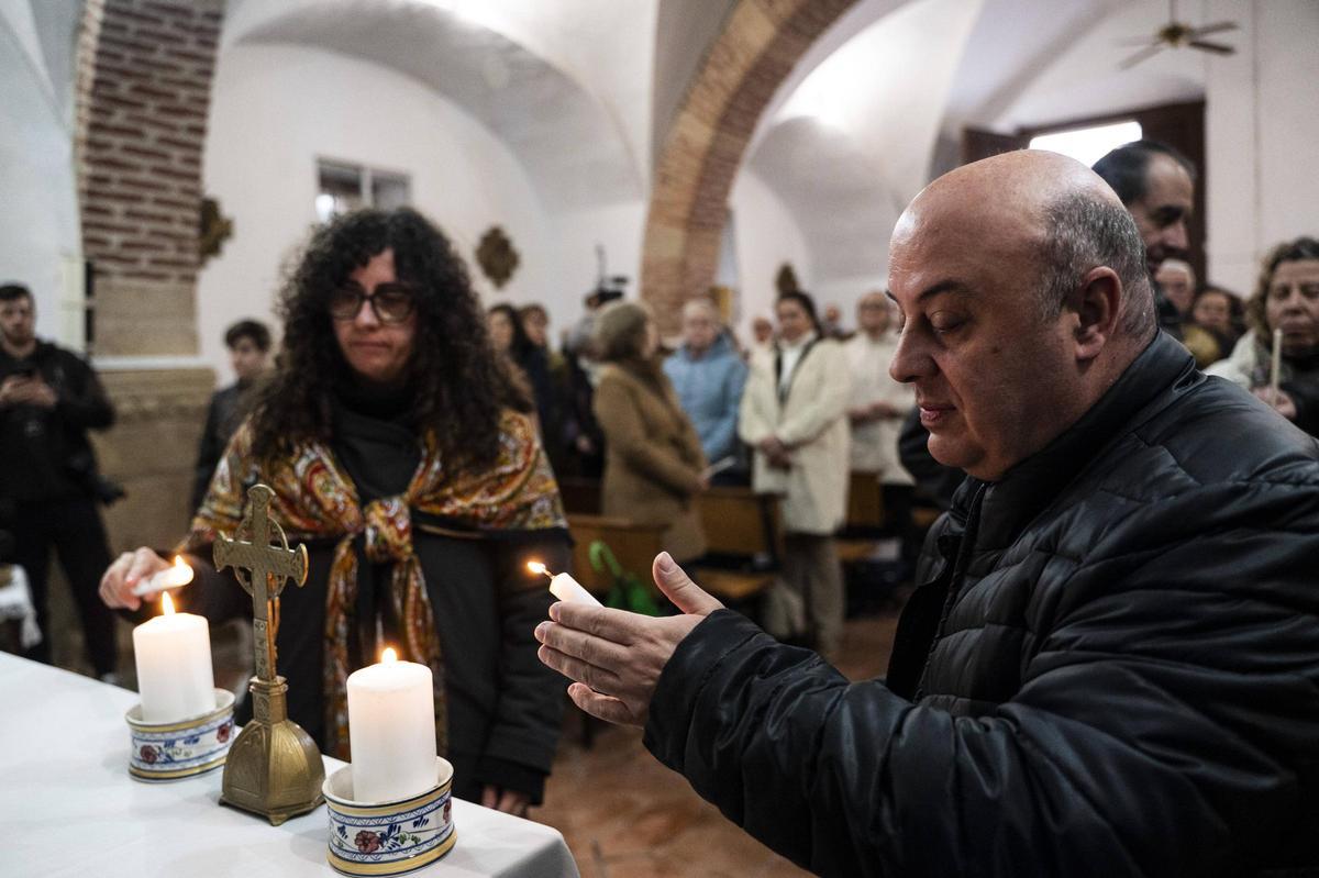 Velas bendecidas y mucho sentimiento en la misa de Las Candelas - El ...