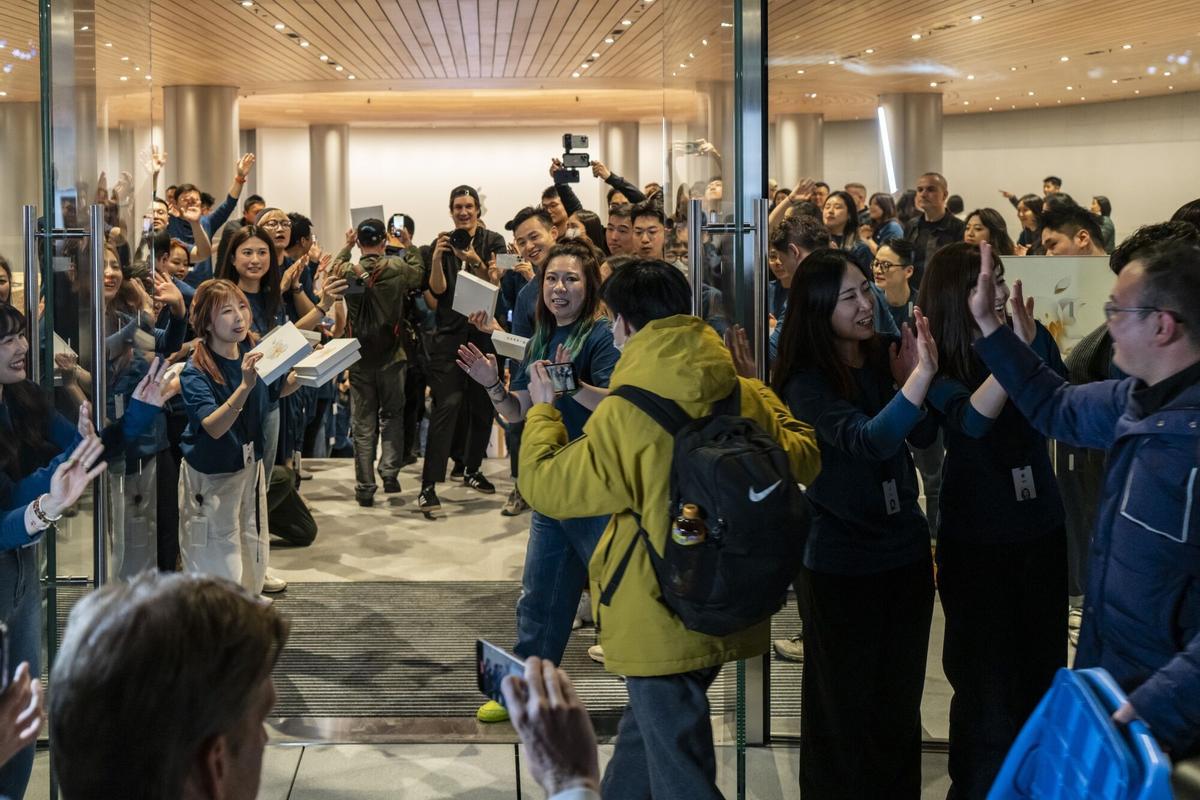 La tienda más grande de Apple en Asia abre sus puertas en Shanghái | FOTOS