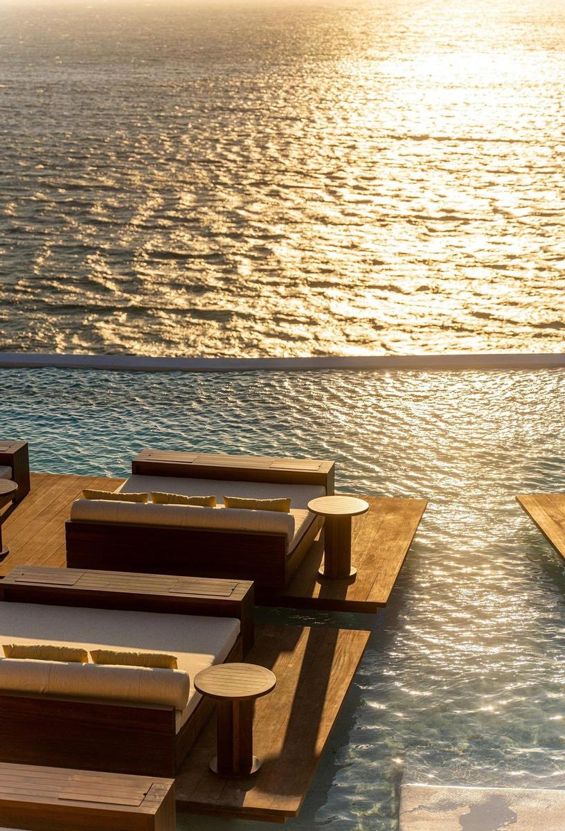 El mejor atardecer desde Mykonos: tumbado en una cama flotante tomando ...
