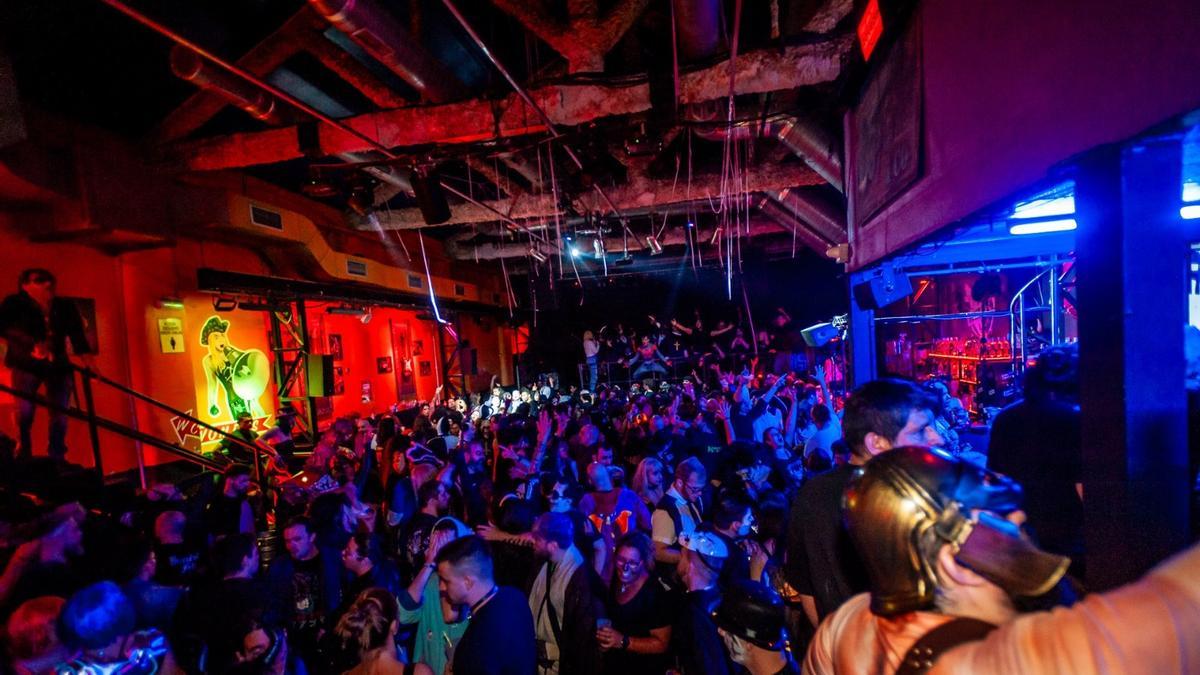 Más De 4 000 Personas Firman En 24 Horas Para Que No Se Cierre La Sala