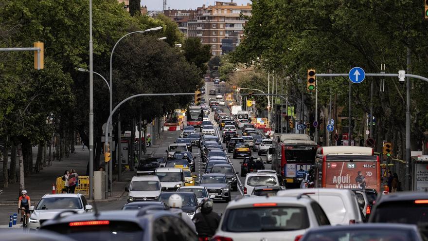 Vídeo | Un atropello en la Via Augusta de Barcelona deja un herido