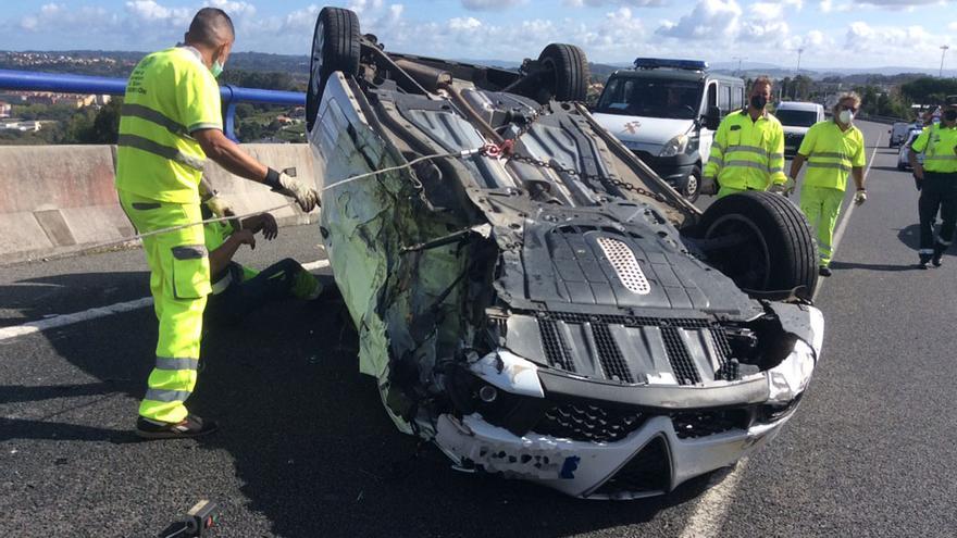 Dos heridos tras una colisión con un coche volcado en el vial de ...