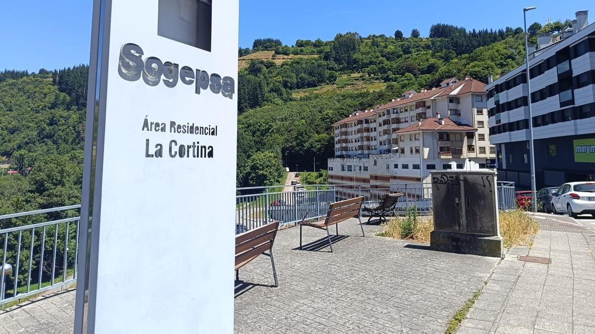Reurbanización de La Cortina, en la entrada de Cangas del Narcea: se ...