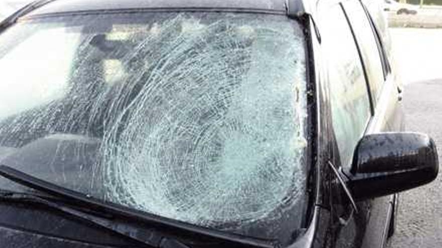 Un coche recibe el impacto de un melón en la carretera de Manacor