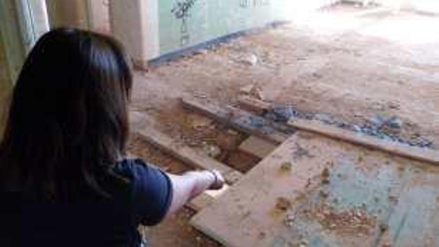 Peligro. Techos apuntalados, suelos inestables y estructuras en el aire