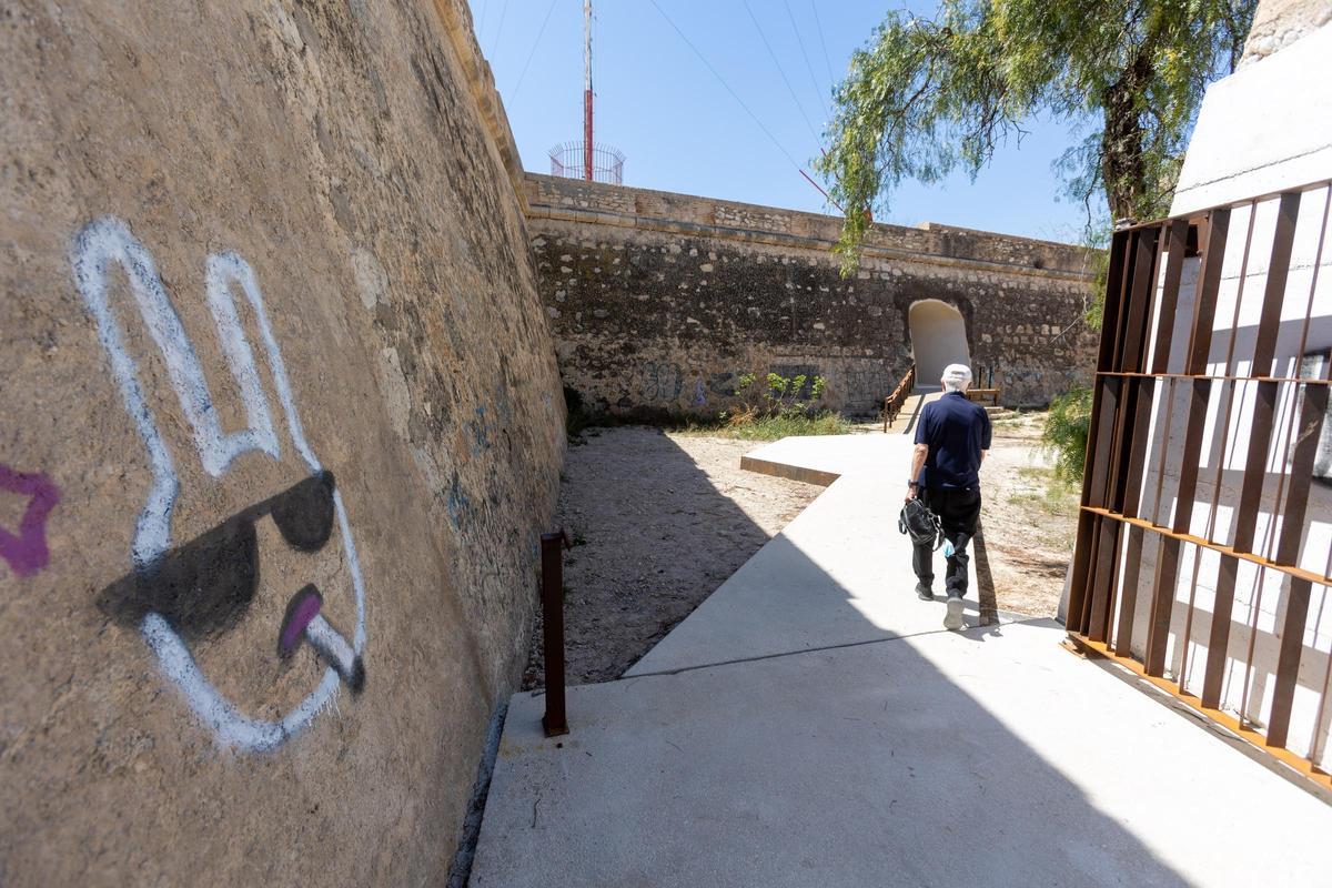 Castillo de San Fernando de Alicante: BIC con pintadas, botellón y ...
