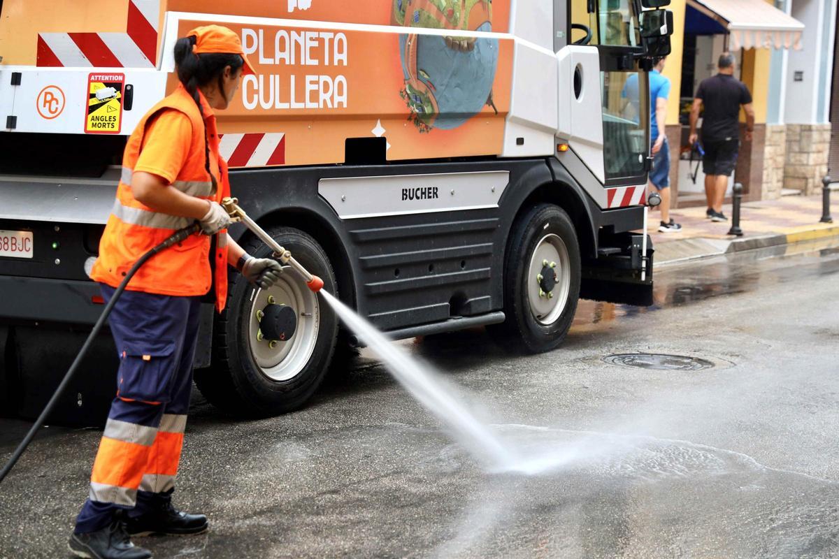 Un plan de baldeo intensivo busca mantener las calles de Cullera “más ...