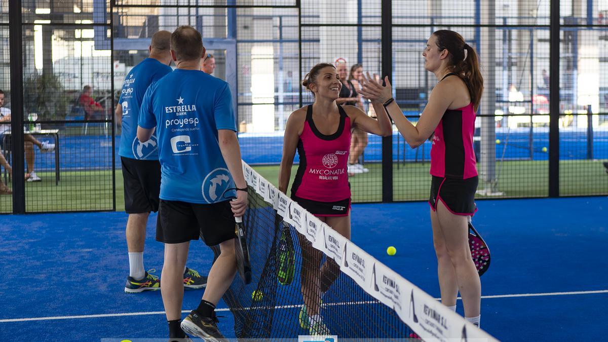 Juega la Liga por equipos de pádel con tu familia