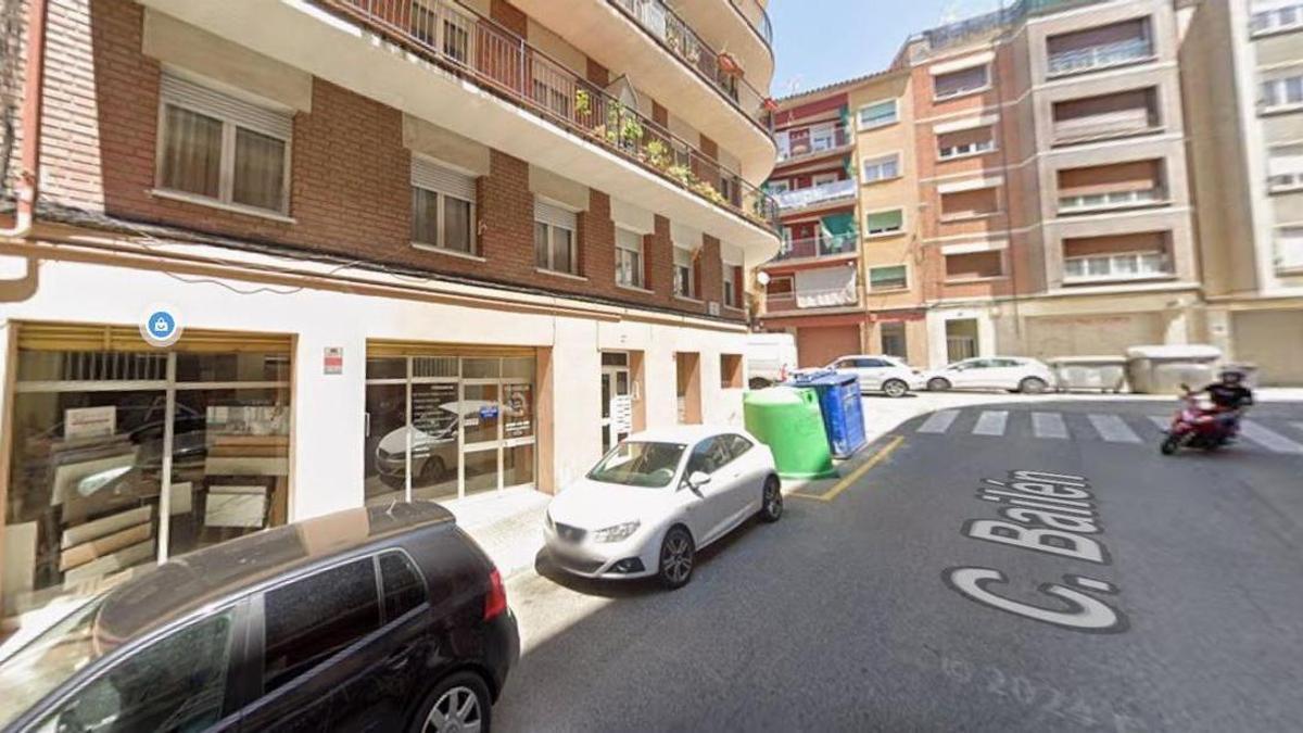 Operatiu al carrer Bailén de Manresa per treure una dona per una ...