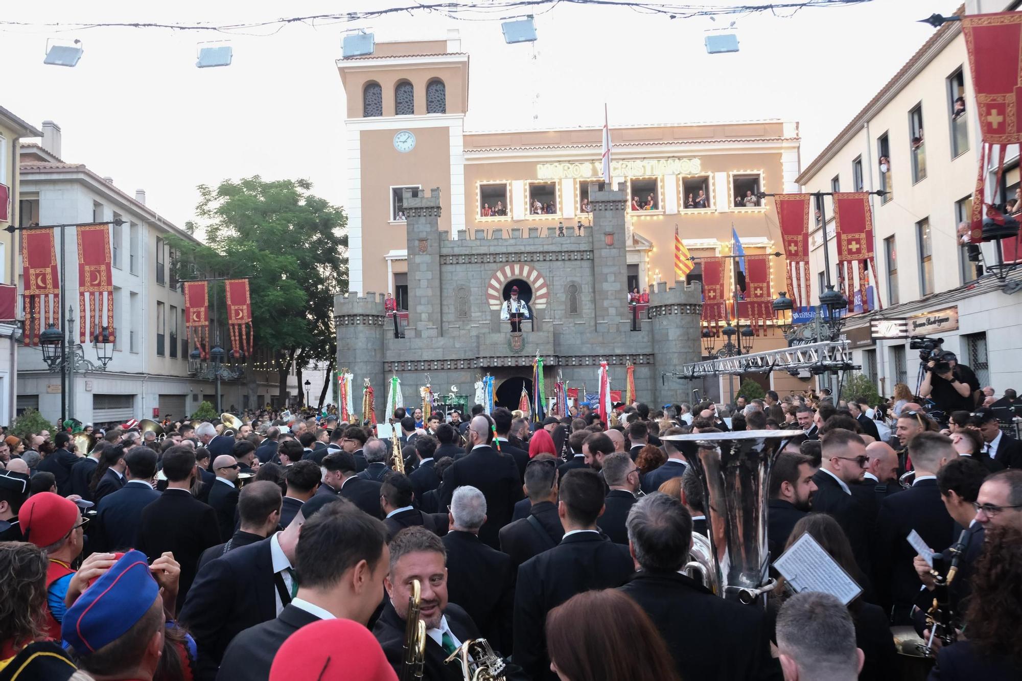 La entrada de bandas y el Pasodoble Idella de los Moros y Cristianos de Elda en imágenes