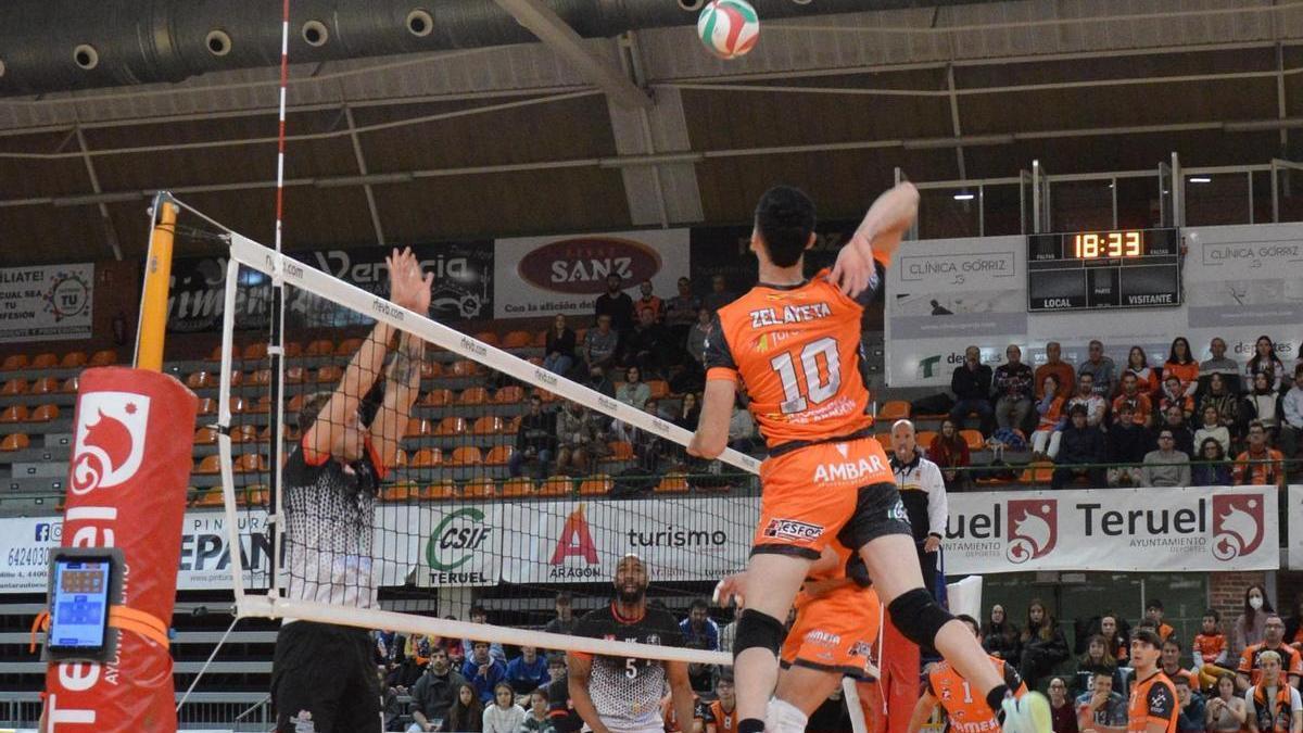 El esfuerzo del San Roque no encuentra recompensa en Teruel