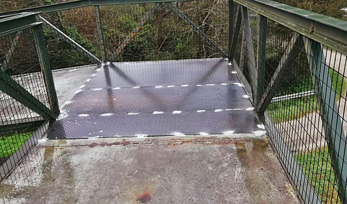 Infraestructuras “parchea” la pasarela A Rúa, pendiente del proyecto ...