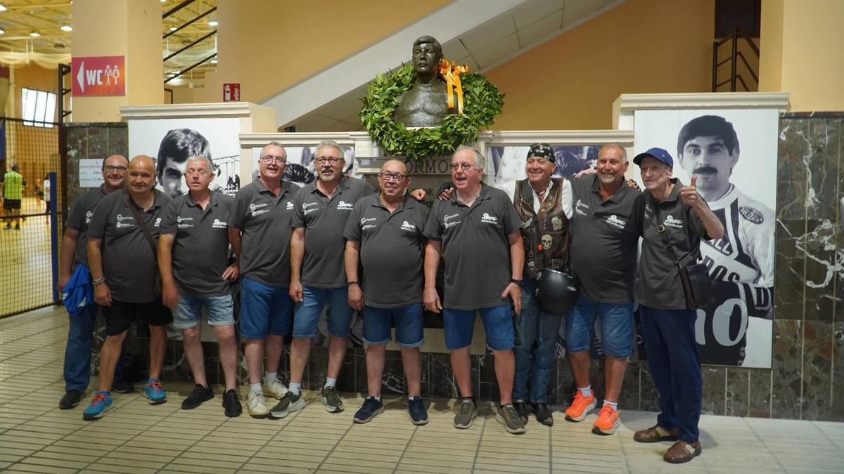 Más de 500 aficionados homenajean a Ricardo Tormo en la XVII Matinal Motera