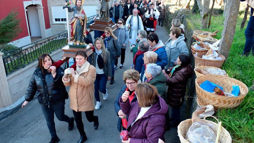 Trece lacones procesionaron en Valga con San Roque, San Antonio y San Paio