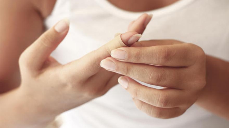 Crean una "tirita" inteligente que se quita de la piel sin dolor ni tirones