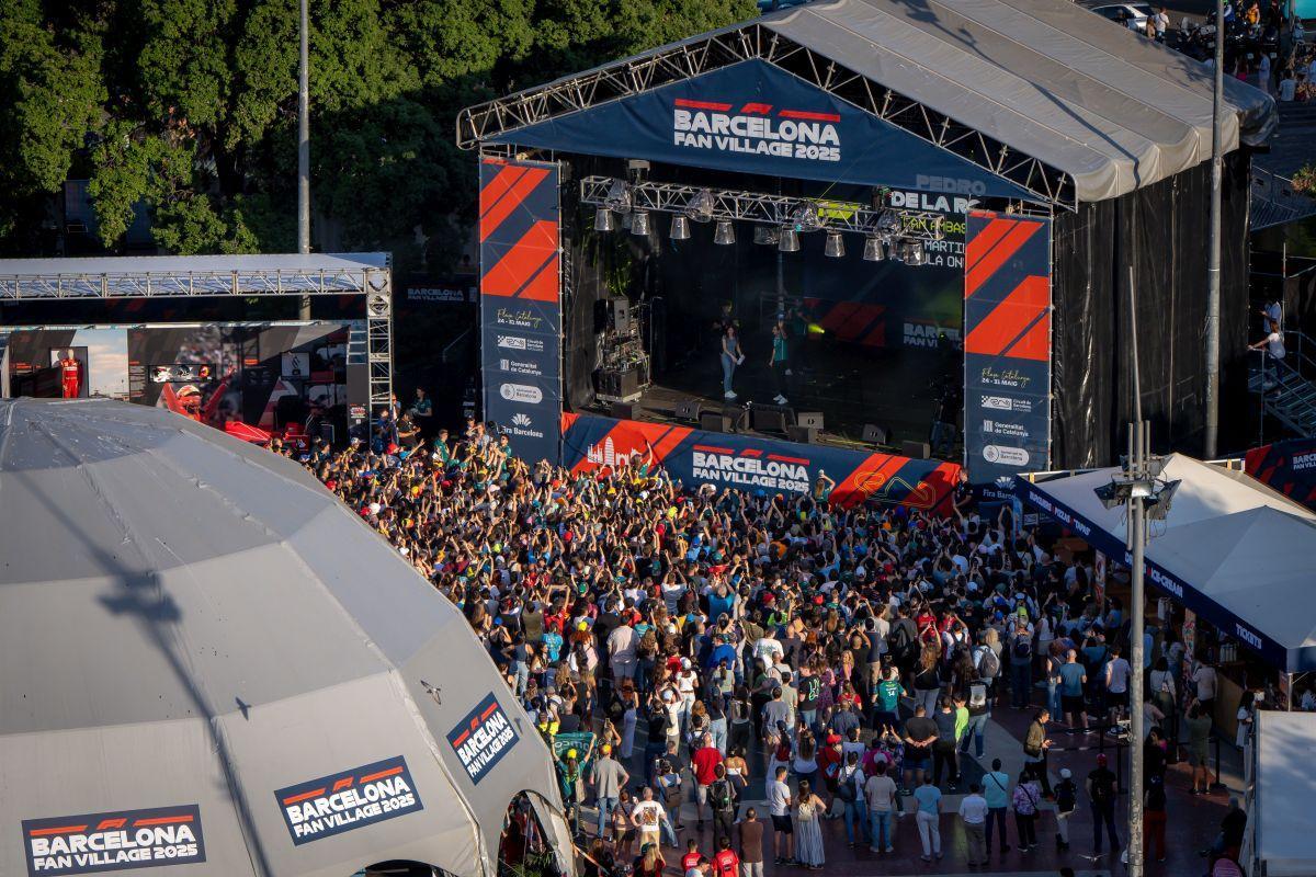 Una multitud se acerca a la Fan Zone de F1 Plaza Catalunya