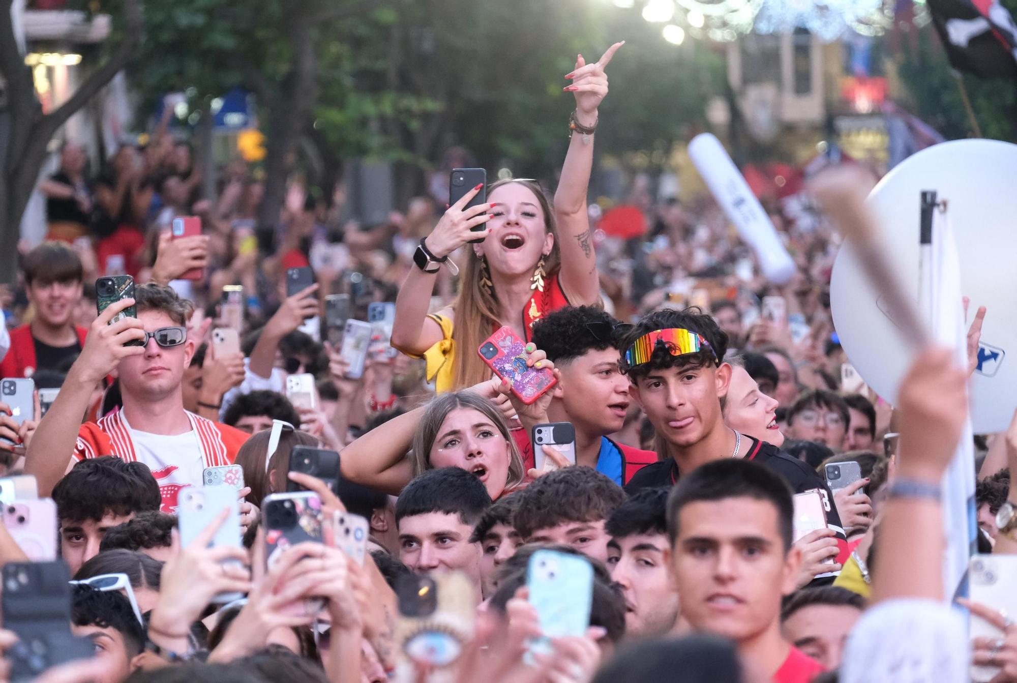 La entrada de bandas y el Pasodoble Idella de los Moros y Cristianos de Elda en imágenes