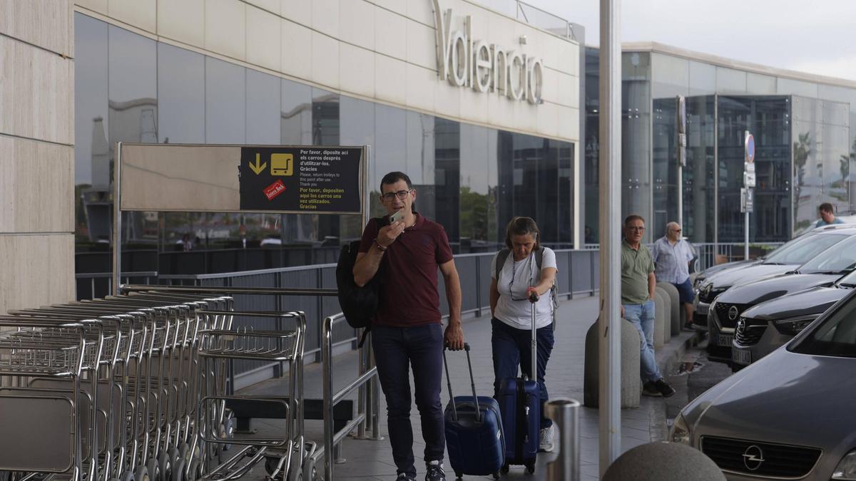 La alerta terrorista en siete aeropuertos franceses obliga a cancelar un vuelo entre Valencia y ...