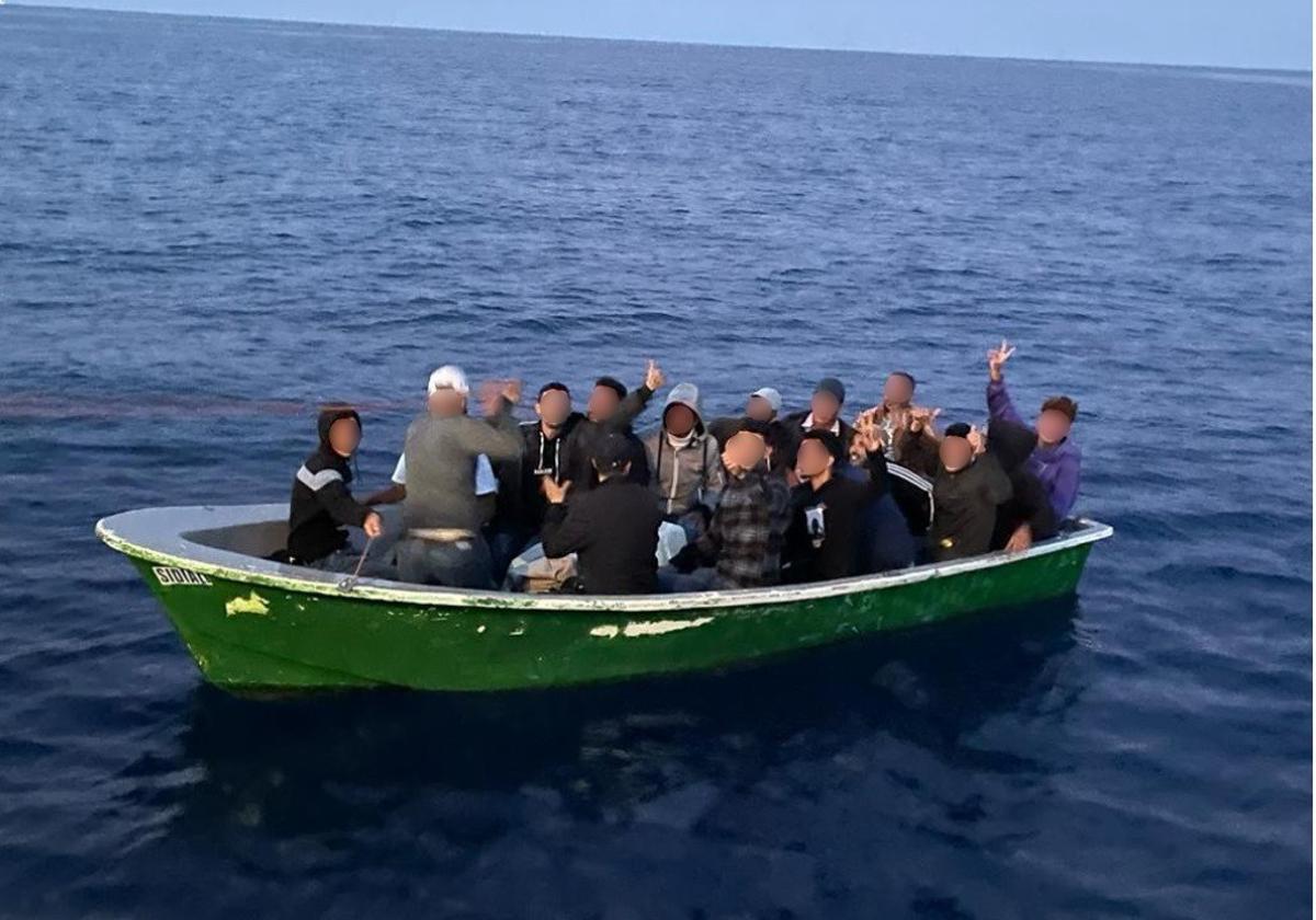 Rescatan una patera con 47 personas a 17 millas de Lanzarote - El Periódico