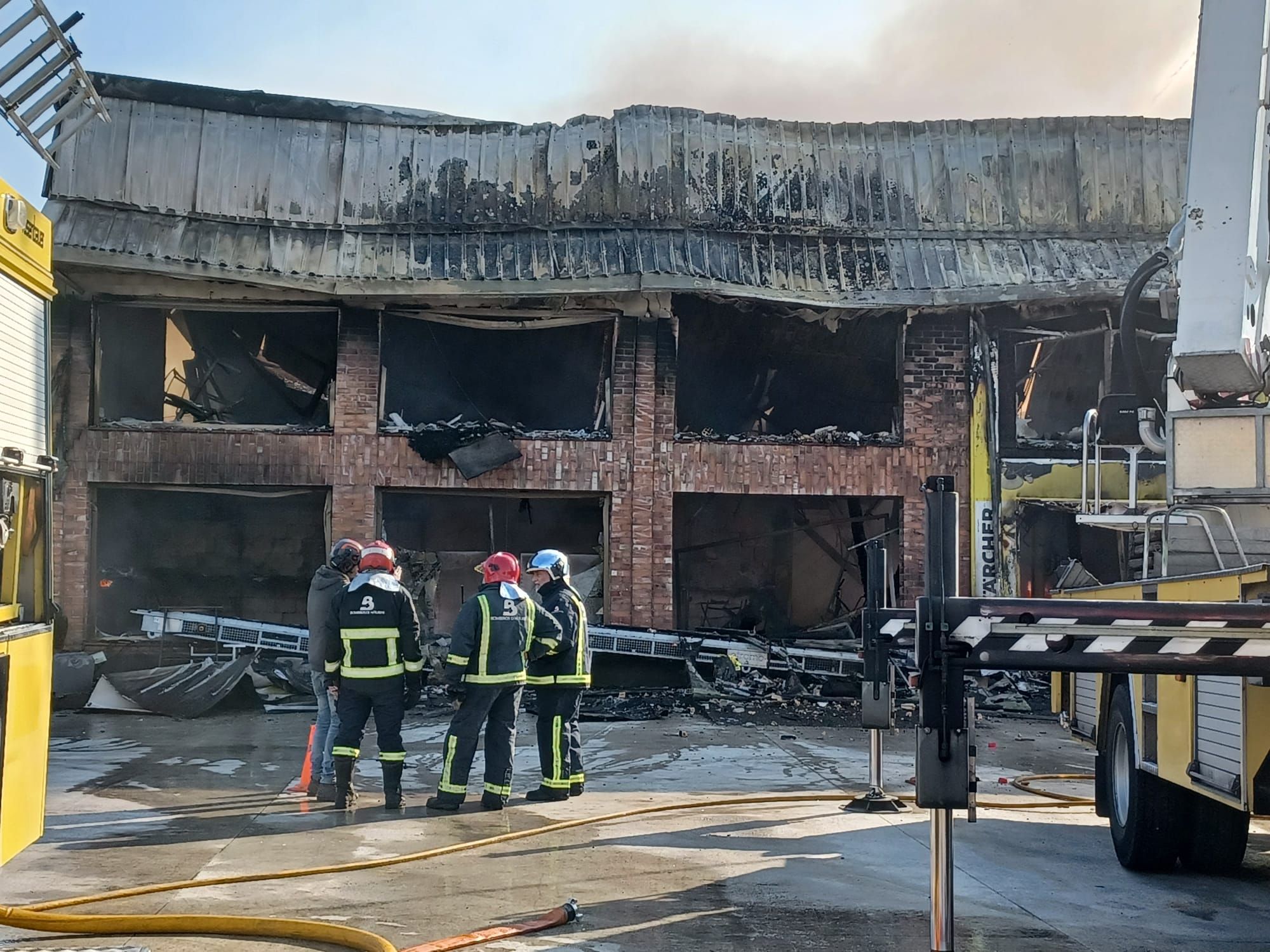 GRAVE INCENDIO EN SIERO | Lucha contra el fuego en El Berrón: aparatoso ...