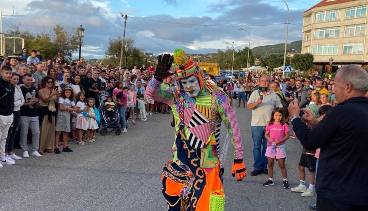 Miles de sonrisas reciben al mimo viral Karcocha en Patos - Faro de Vigo