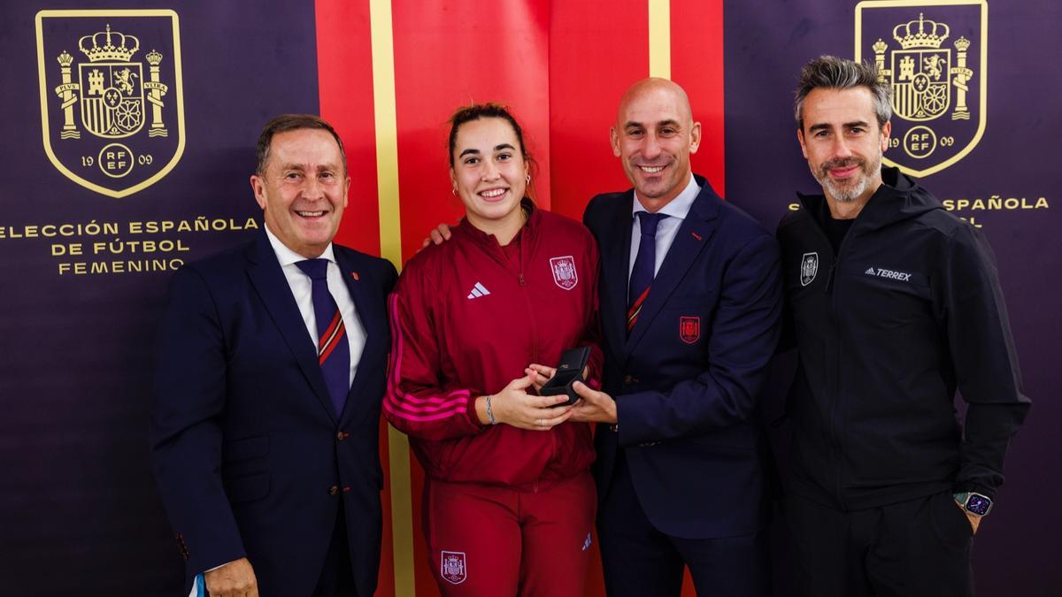 Fútbol | Insignia de oro a Cata Coll por su debut con la selección ...