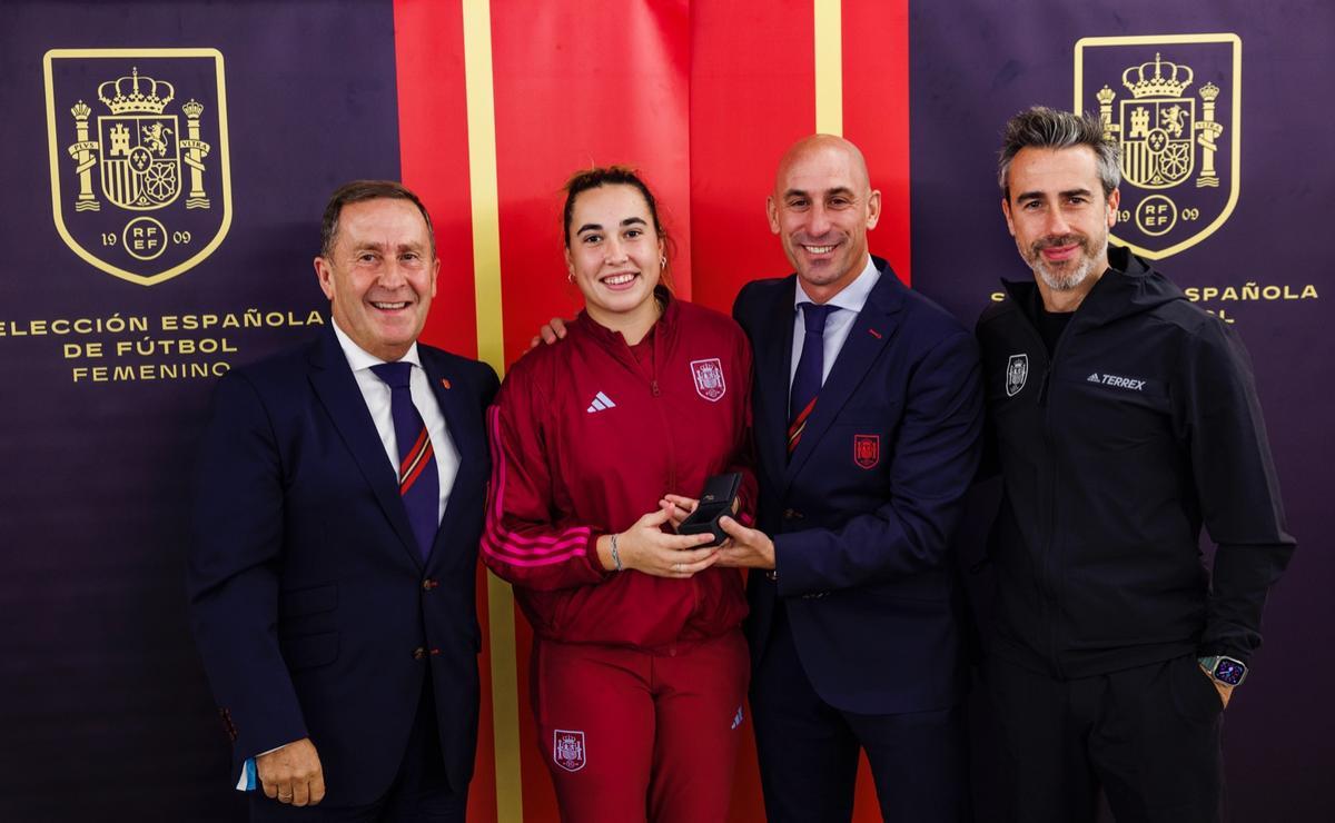 Fútbol | Insignia de oro a Cata Coll por su debut con la selección ...