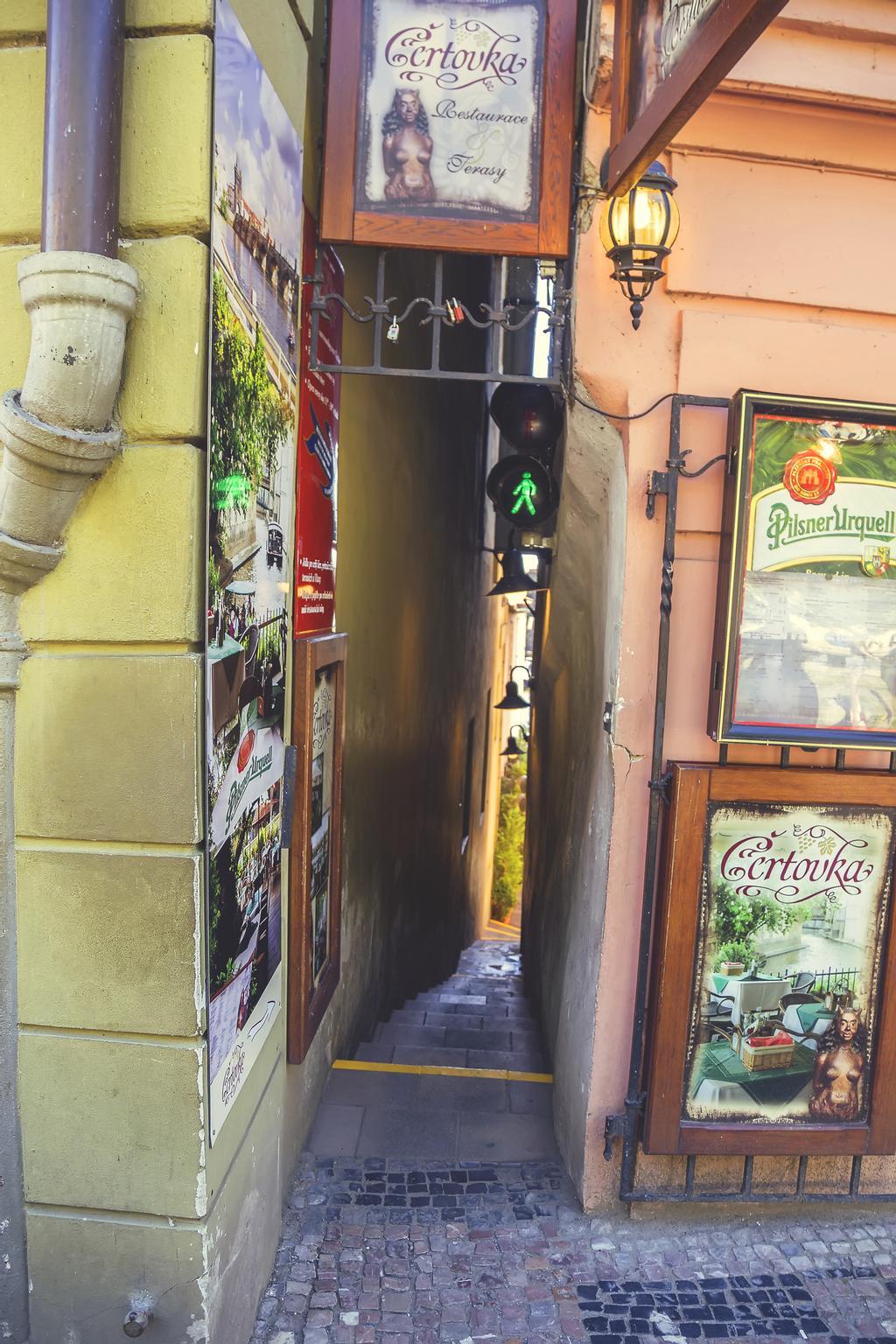 CURIOSIDADES PRAGA | La calle más estrecha del mundo está en Praga y ...