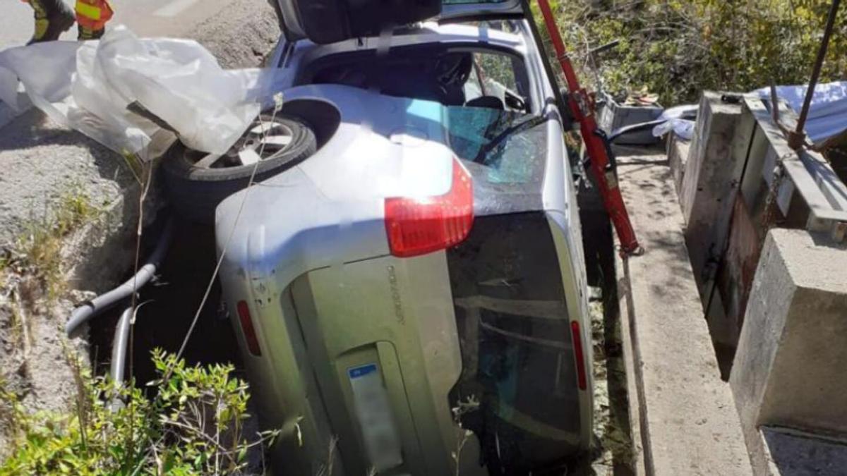 Cinco personas heridas al volcar un coche en una acequia de Gandia