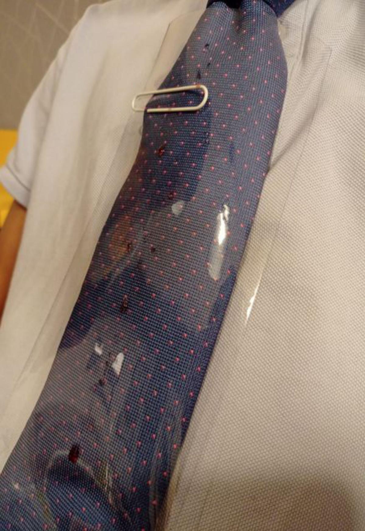 Adiós a las manchas en las corbatas gracias a unos alumnos asturianos