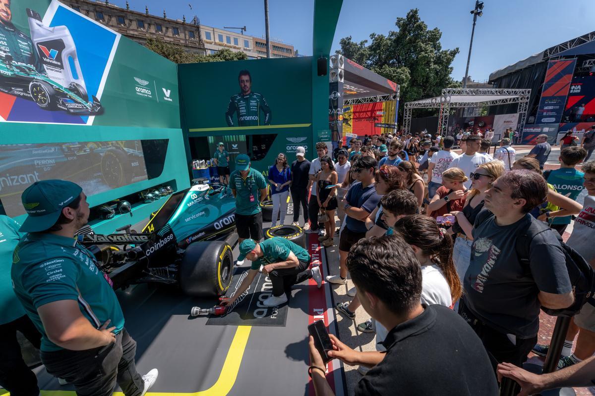 Una multitud se acerca a la Fan Zone de F1 Plaza Catalunya