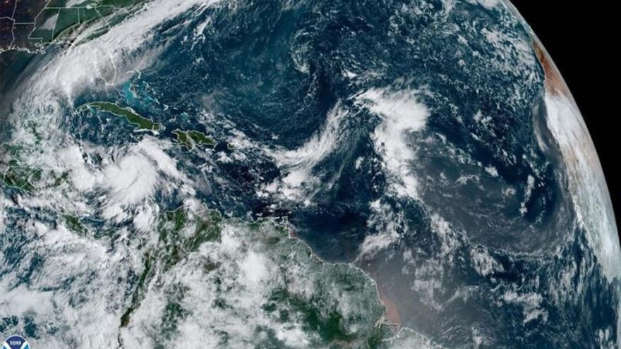 La tempesta tropical 'Delta' es torna huracà i amenaça Mèxic