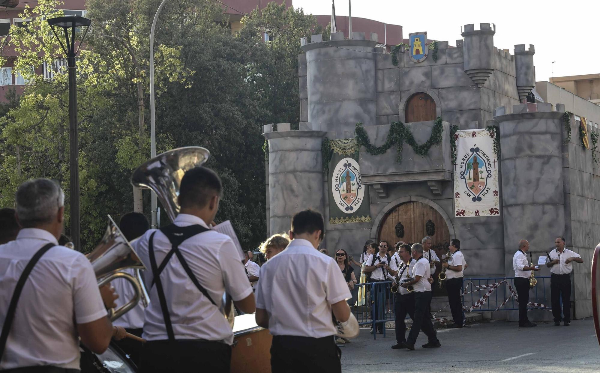 La entrada de bandas da comienzo a los Moros y Cristianos de San Blas