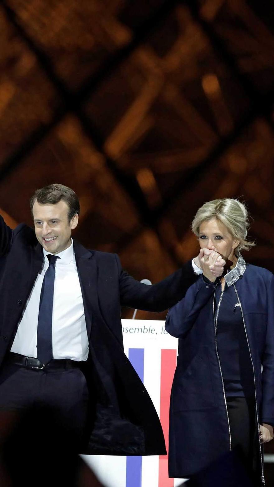 La pareja republicana: Manu y Bibí (Macron y Brigitte) - La Nueva España