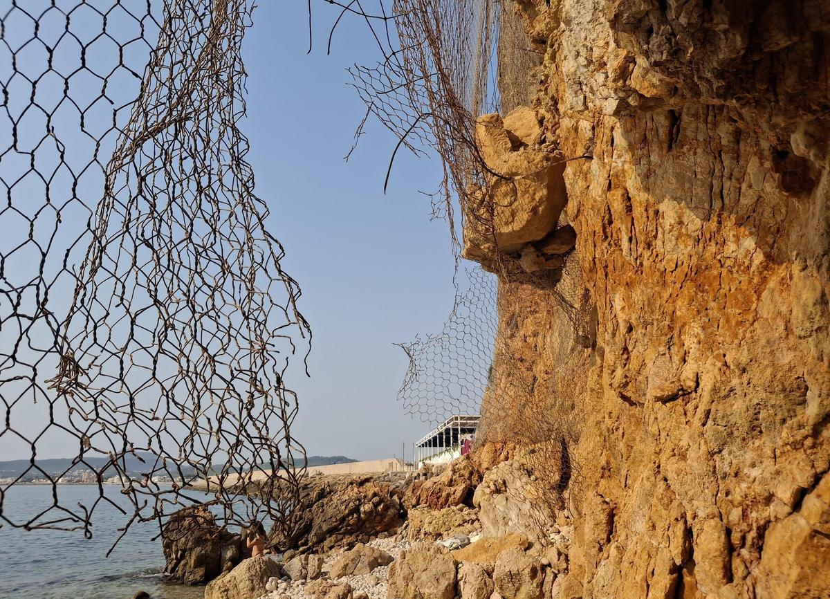 DESPRENDIMIENTOS | Un gran pedrusco pende sobre la cala del Tangó de Xàbia