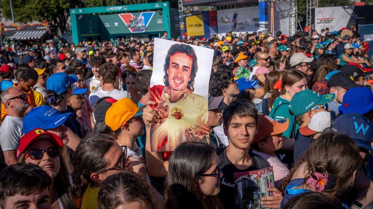 Una multitud se acerca a la Fan Zone de F1 Plaza Catalunya