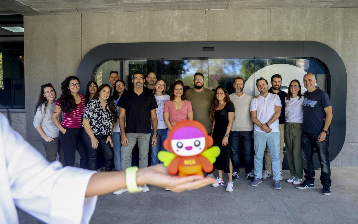 EL VIAJE DE NICA | Nica hace parada en Alicante en su viaje solidario ...