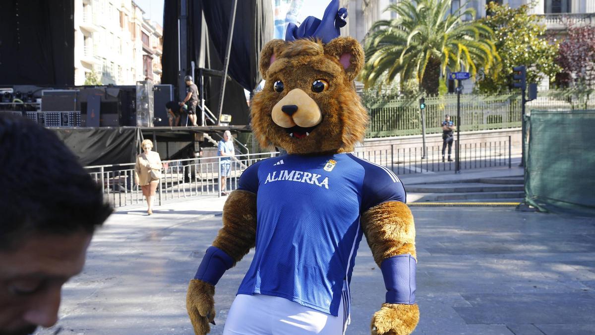 Así fue el baño de masas de Garra, la nueva mascota del Oviedo